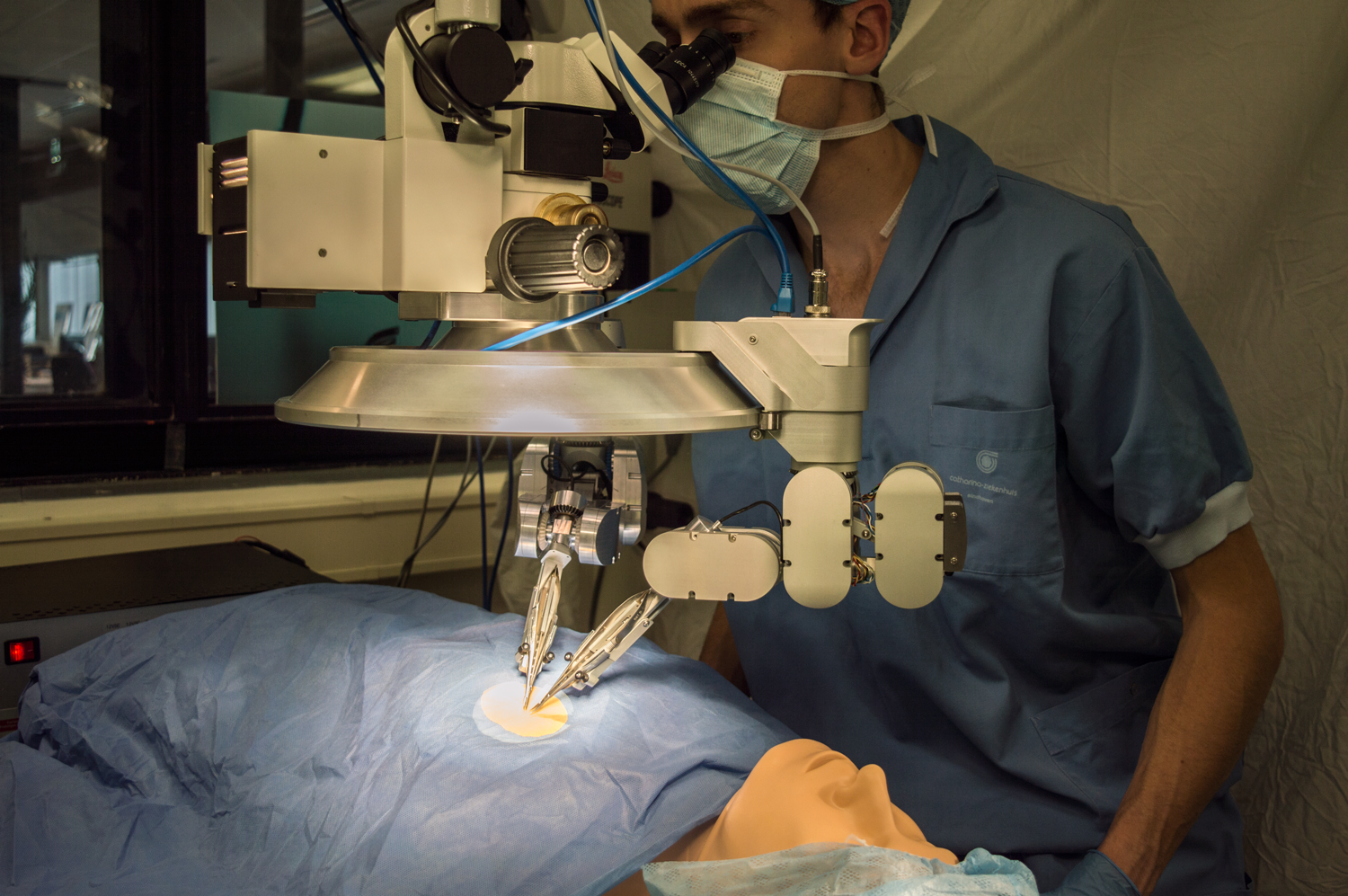 World’s first super-microsurgery operation with ‘robot hands’ | Steinbuch